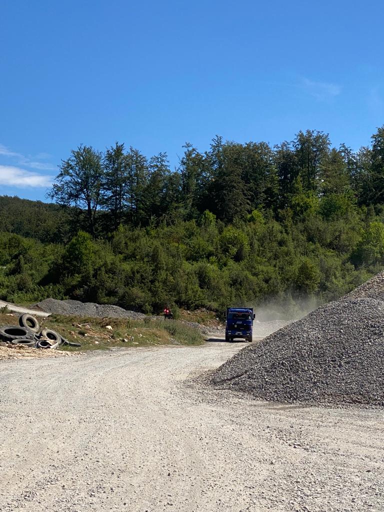 ”Stop-joc” la cariera unde se exploata ilegal piatră pentru drumul ...