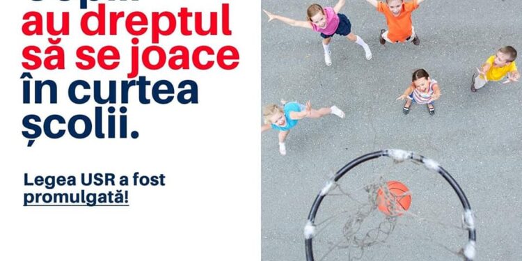 Copiii au dreptul să se joace în curțile școlilor. Acestea trebuie să ...