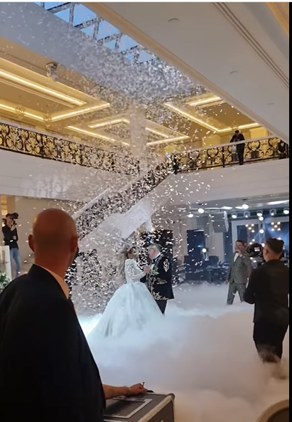 GALERIE/VIDEO. Elicopter, sampanie cu 10.000 euro sticla, teancuri de ...