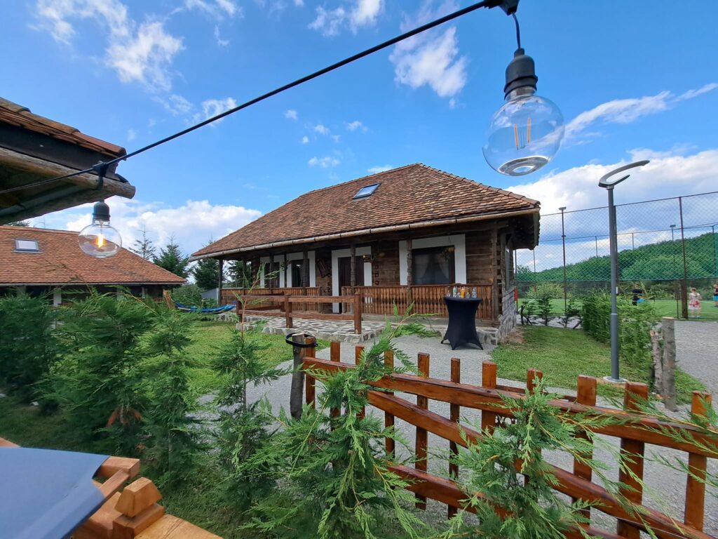 Due Fratelli Village Resort, Șinteu, inaugurat. Căsuțe de peste 100 de ...