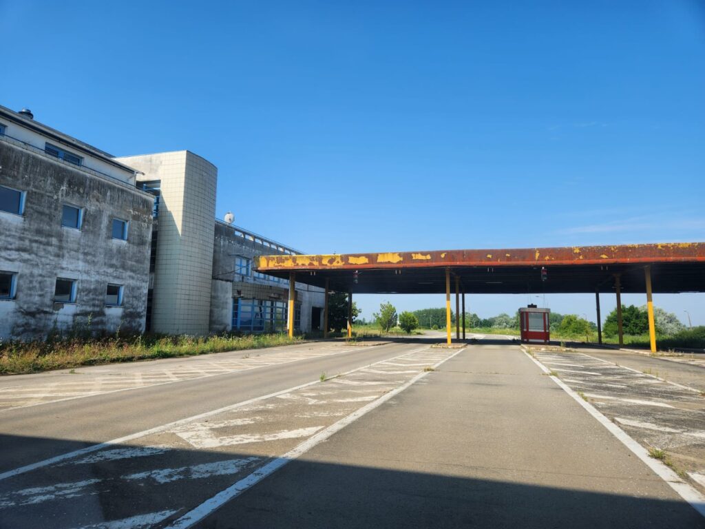 Carte de vizită, o ruină. Așa arată frontiera rutieră de la Salonta