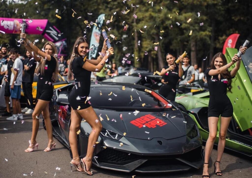 VIDEO. Desprinse din revistele cu mașini de lux: Lamborghini, Ferrari ...