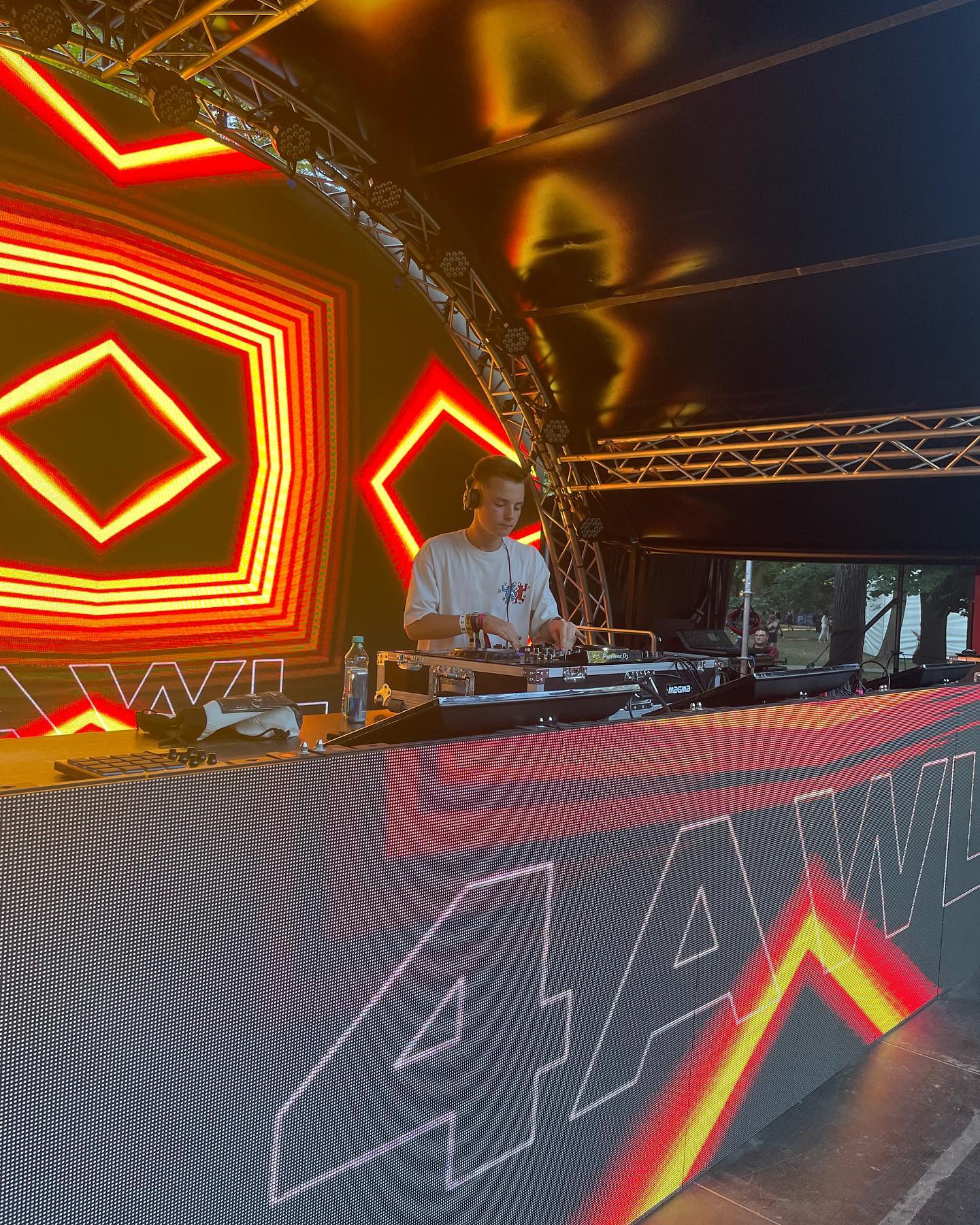 Puștiul de 16 ani de la Școala Agora va mixa la CODRU Festival ...